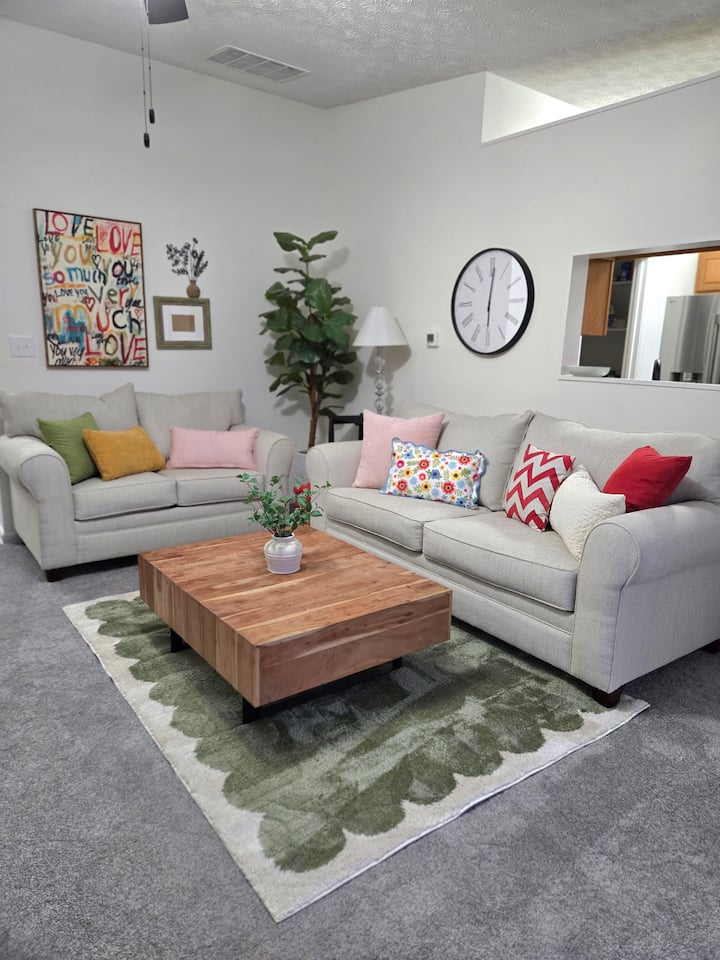 Entire Home In Greenwood Near Shopping. +Pets - Greenwood, IN