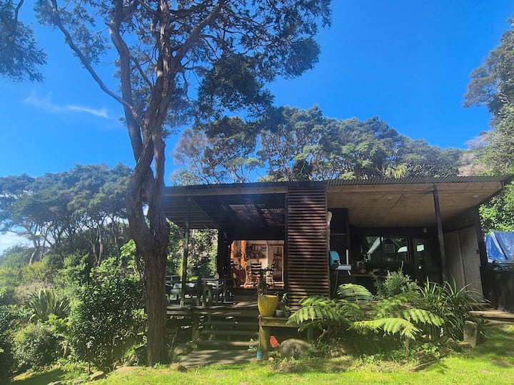Whale Bay Treehouse, Bush Views, Walk To The Surf - Raglan