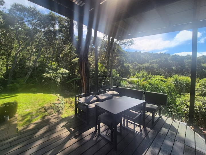 Whale Bay Bush Delight, A Walk To Worldclass Surf - Raglan