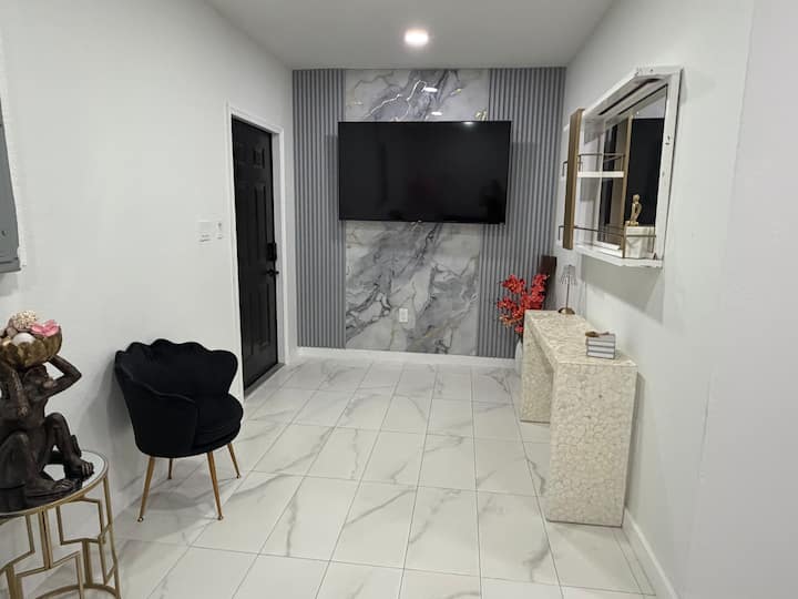 Cozy Private Studio W/ Bath, Kitchenette & Parking - Spring Hill