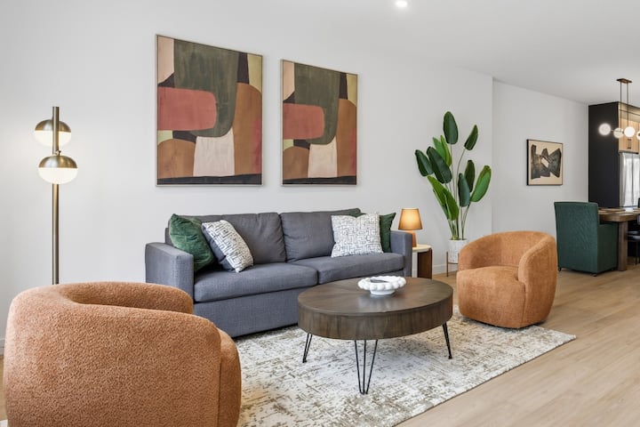 Modern Luxe 3br + 2.5 Bath Townhome | Ac | Garage - Canada