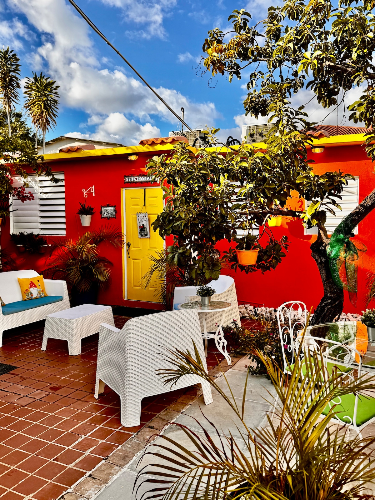 Le cottage, confortable et isolé. Le bonheur des jeunes mariés ...