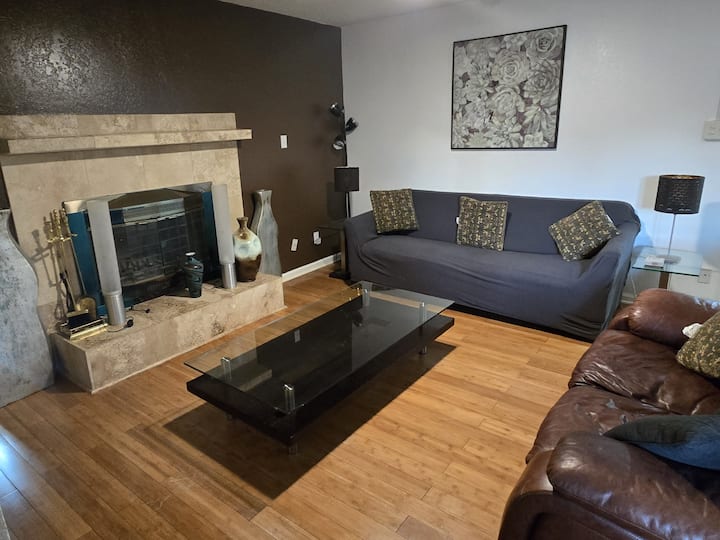 Sunshine Village
Cozy 2br/2ba Home 7 Min From Dfw - Euless, TX