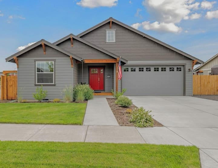 High Desert Vista Home: Modern Trailside Retreat - Prineville, OR