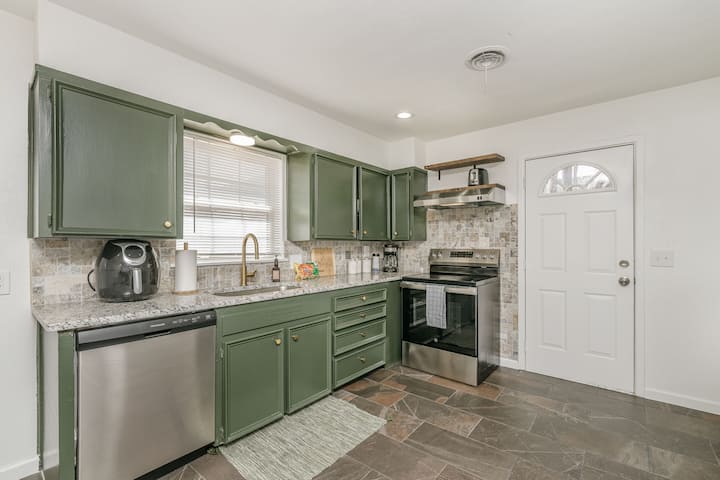 3 Bedroom Home, Clean, Central Location, Cozy - Amarillo, TX