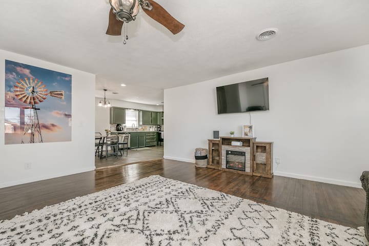 3 Bedroom Home, Clean, Central Location, Cozy - Amarillo, TX