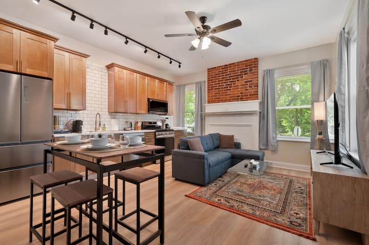 Brand New! Shadyside King Suite+den ~ Parking! - Pittsburgh, PA