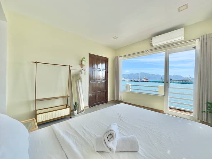 Ocean Breeze: Private Balcony Near Int'l Wharf - Coron