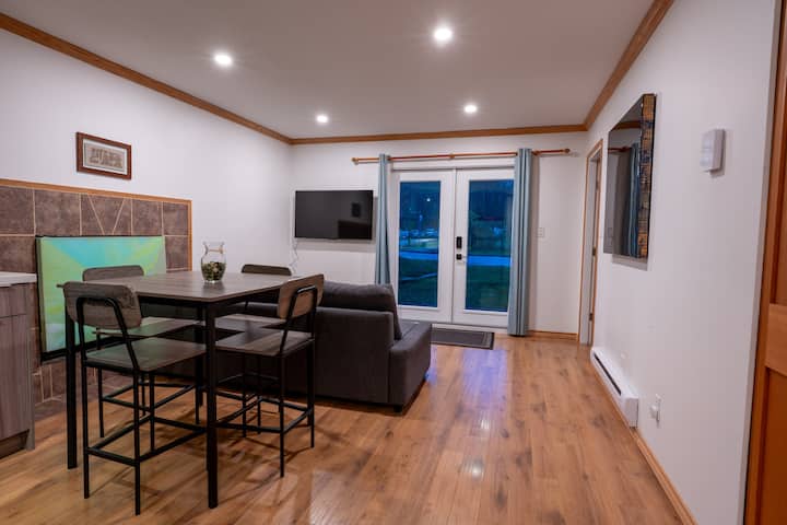 Quiet 2-br Suite | Parking | Near Pne & Downtown - Vancouver