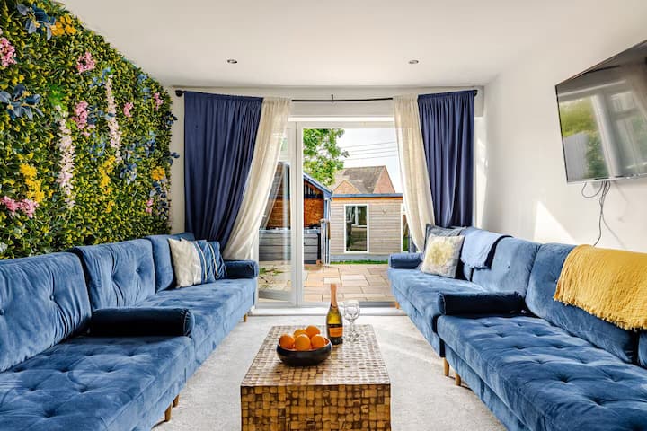 Luxury Cotswolds House | Sleeps 24 | Hot Tub - Gloucestershire