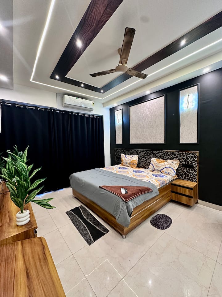 The Hourly Paradise - Noida