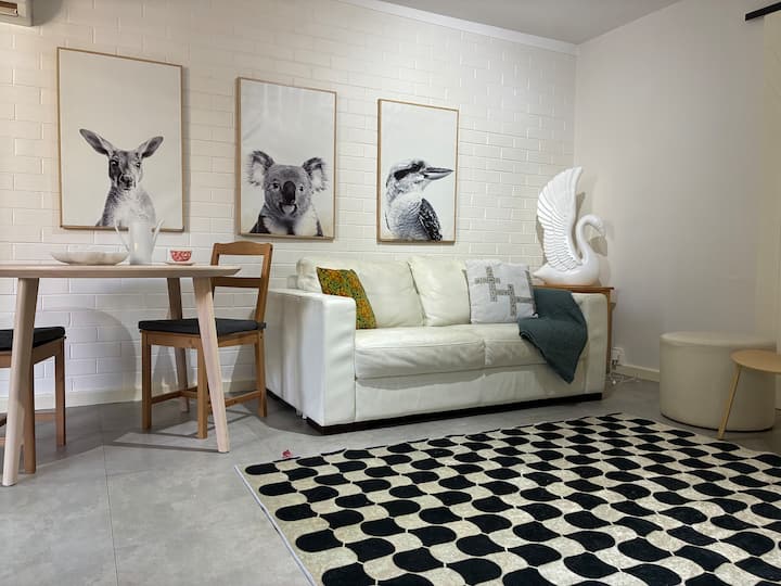 Quiet And Comfortable Fully Reno Exec Apartment - 퍼스