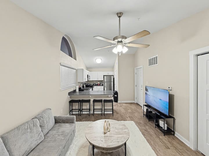 The Prairie House. Home Away From Home! - Grand Prairie, TX