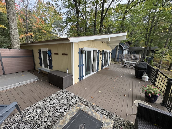 Lake Side Retreat. Fit For A Family. - Interlochen, MI