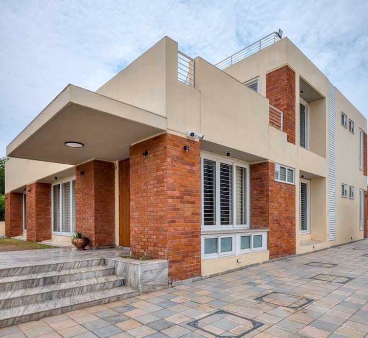 Furnished 4 Bed Weekend Villa With 3 Side Garden - Ahmedabad