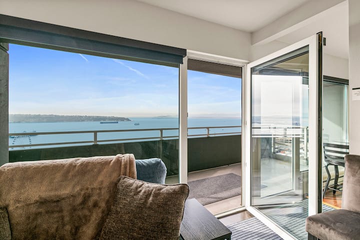 Luxury, Ocean View Condo With Deck And Indoor Pool - Seattle, WA