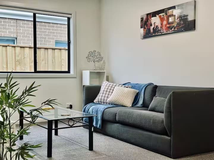 Elegant & Spacious 4-bedroom Retreat - Sunbury