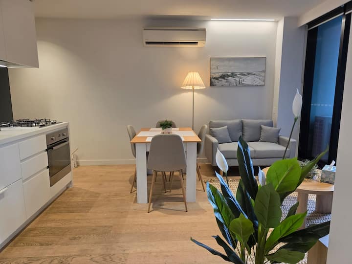 Cosy 2br Luxe Escape | Gym, Pool & Views - St Kilda