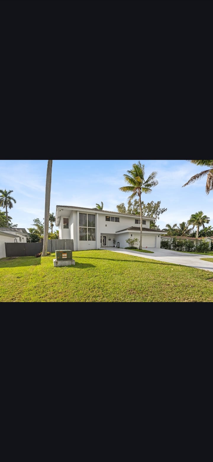 House With Sauna And Cold Plunge 4000sf - Miami Gardens, FL