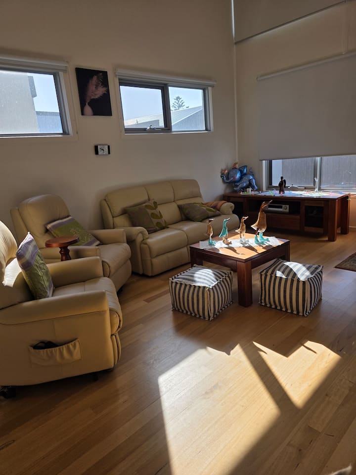 Chrissy's Classy Beach Haven - Mornington