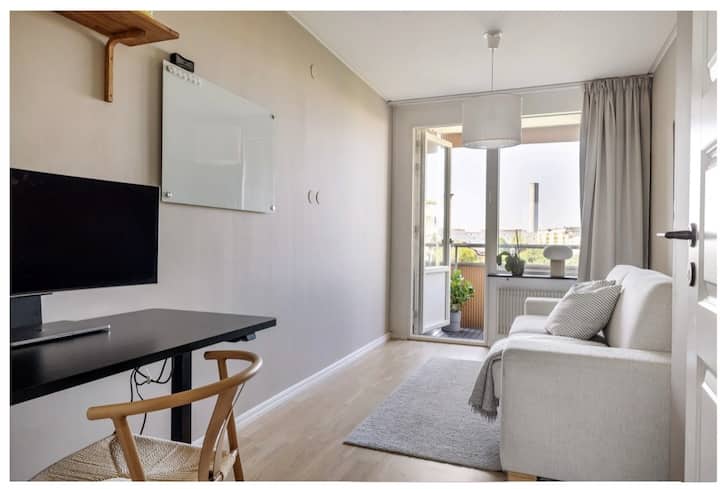 Ett Fint Rum Med Tillgång Till En Balkong. - Stockholm