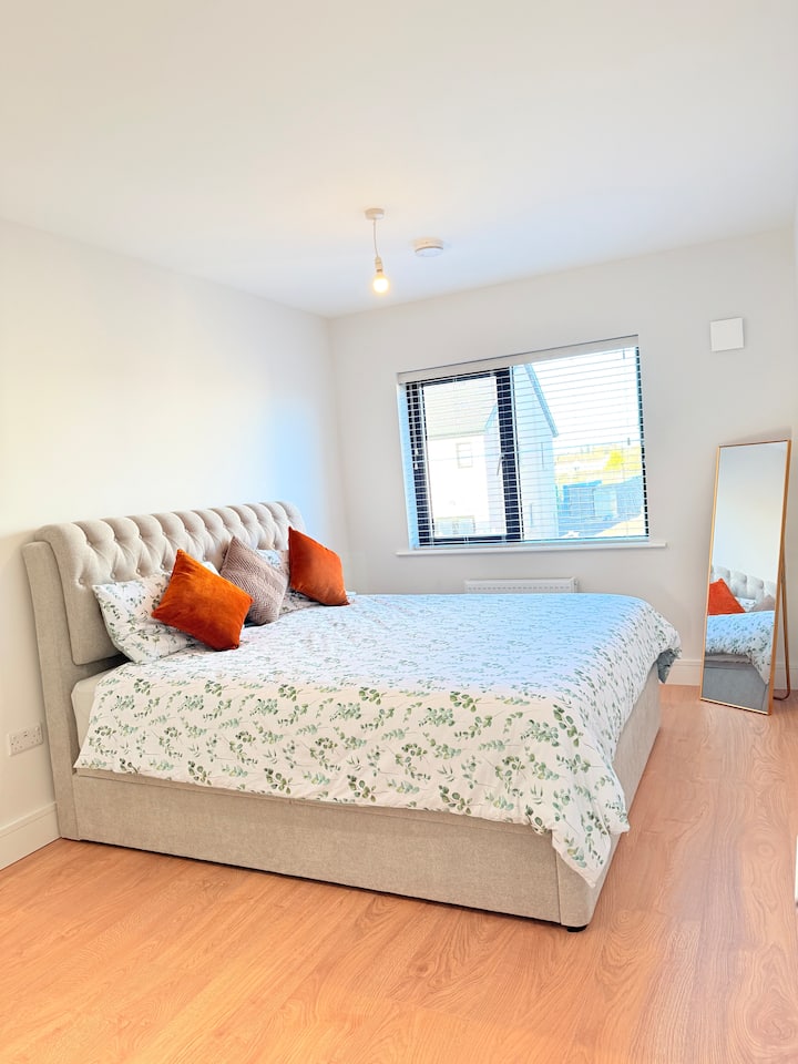 Cozy Super King Bed Room With Private Bath - Kildare