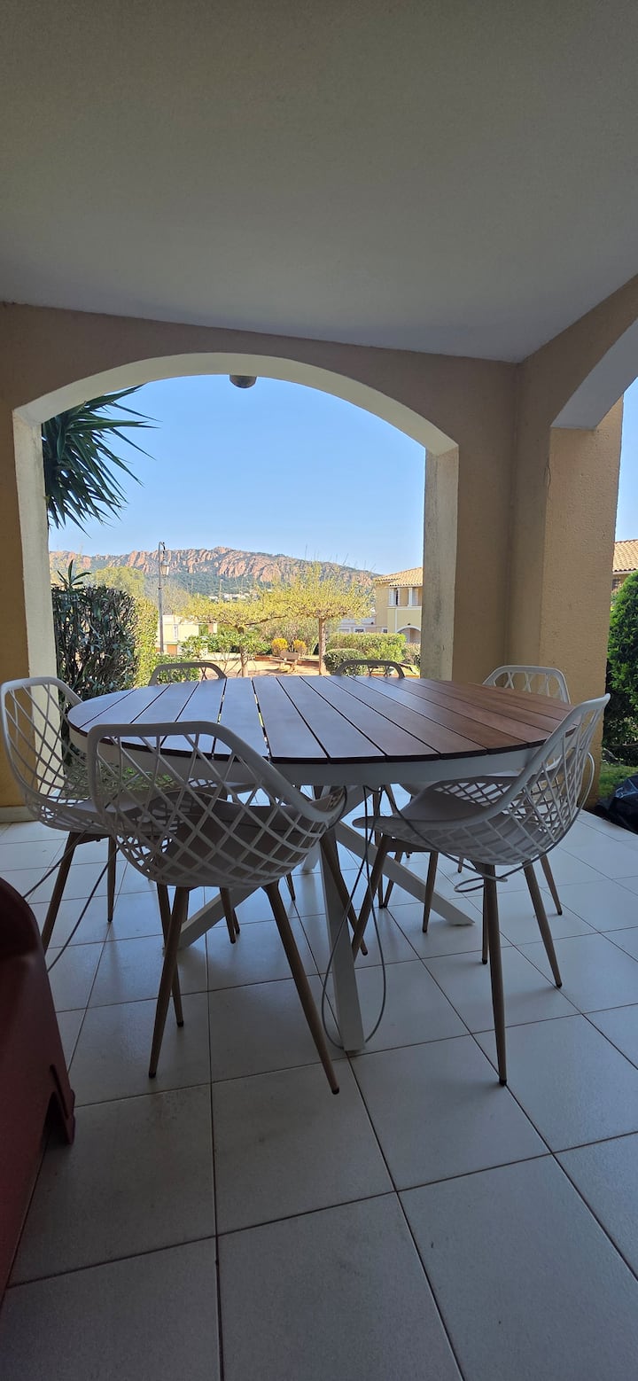 Bel Appartement En Rez De Jardin - Cap Estérel