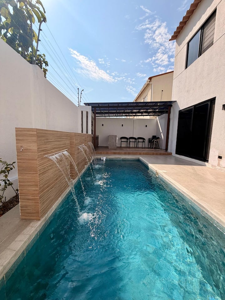 Casa Moderna Con Piscina Privada Y Pérgola - Ecuador