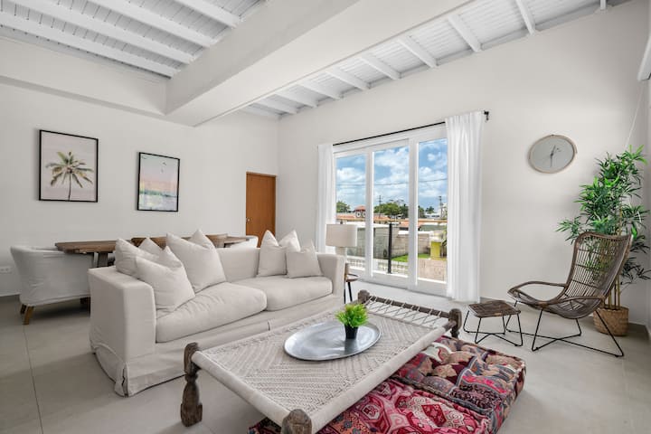 Villa Playa: Coastal Chic & Steps To Sand - San Juan