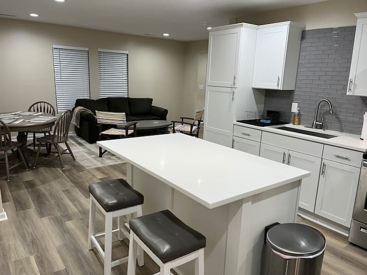 Leo's Hideaway, Downtown, Compact, Affordable. - Mooresville, NC