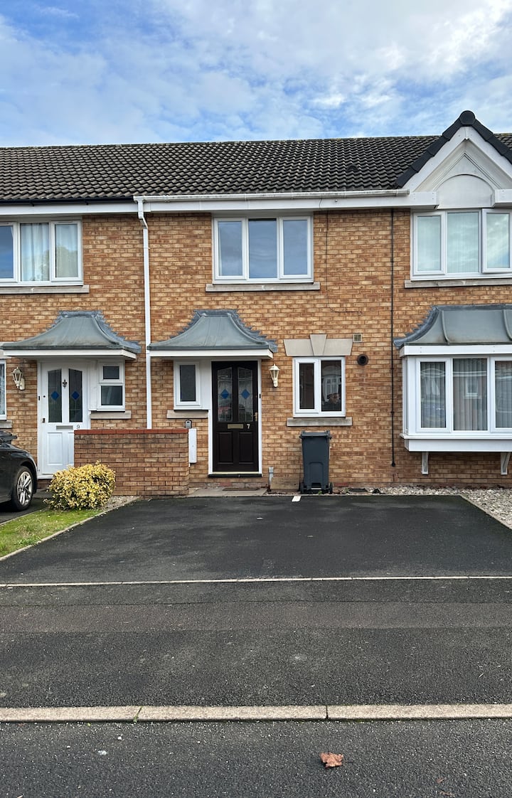 2-bed Home With Parking, Near Airport, Nec & Jlr - Solihull