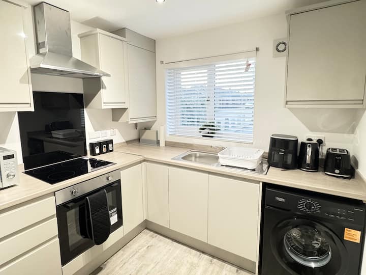 2 Bedroom Home, Close To City Centre & Parking - Doncaster