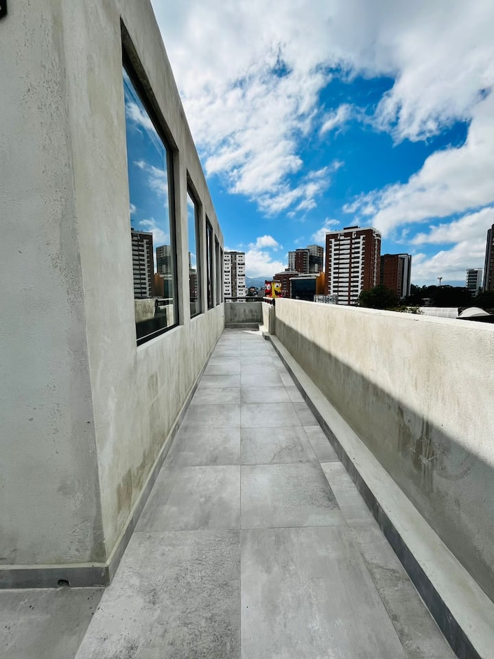 Penthouse With Wrap Around Balcony In Oakland - Santa Catarina Pinula