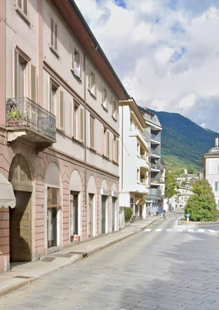 Luminoso Ultimo Piano Ristrutturato, In Centro. - Sondrio
