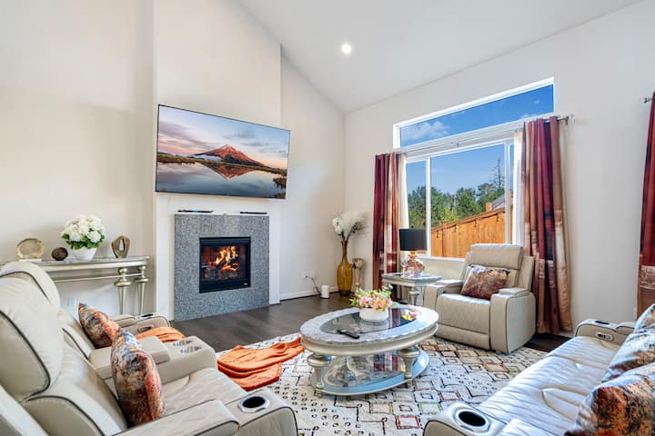 Elegant 3br Home W/ Backyard, Loft & Park Views - Marysville, WA