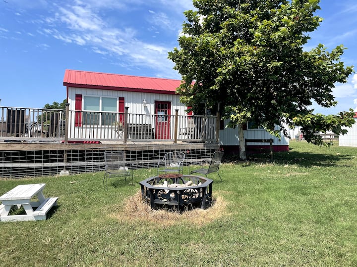 Sip & Stay Ranch Guest House - Navasota, TX