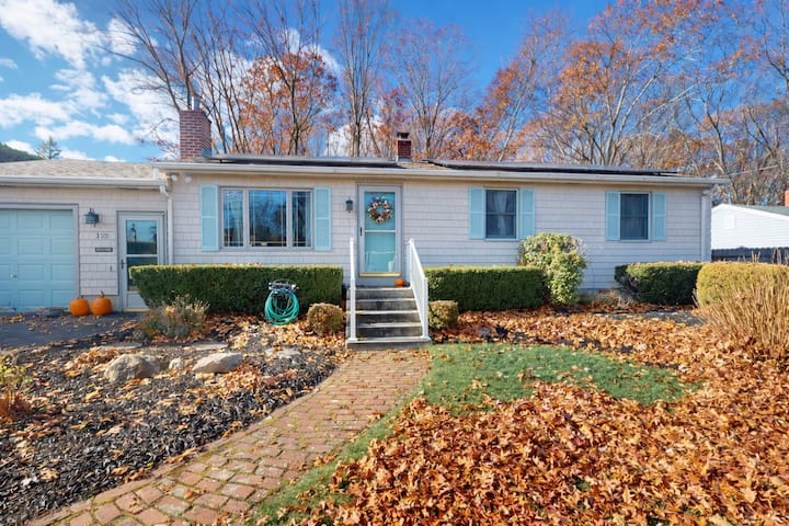 Cozy New England Getaway - Warwick, RI