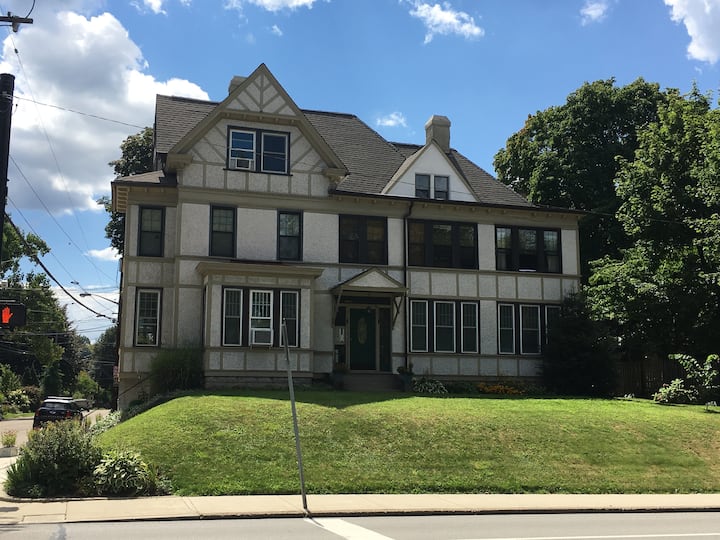 Executive Victorian Retreat - Forest Hills, PA