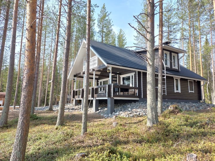 Upea Hirsimökki Juotasjärven Rannalla - Rovaniemi