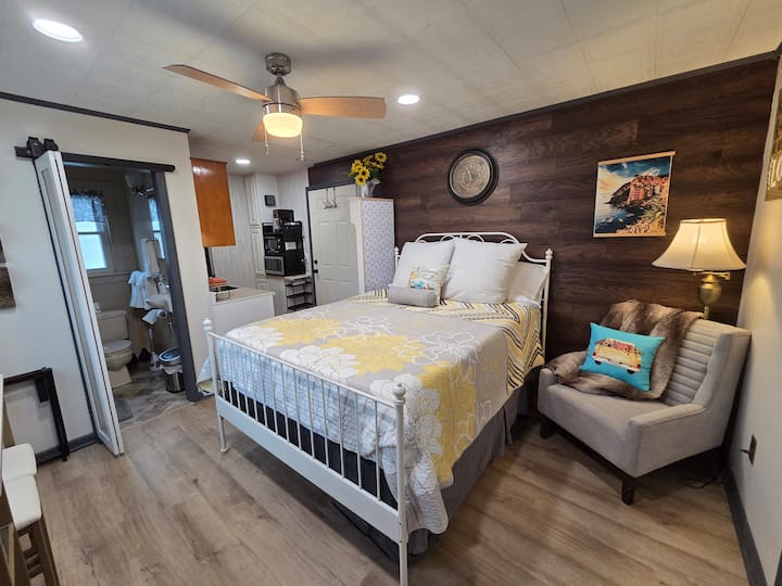 Pvt Entrance Mtn Studio: Patio View & Kitchenette - Lexington, VA