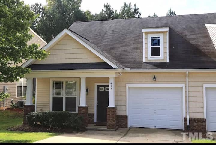 Clayton Comfort, Cozy Stay Near It All - Clayton, NC