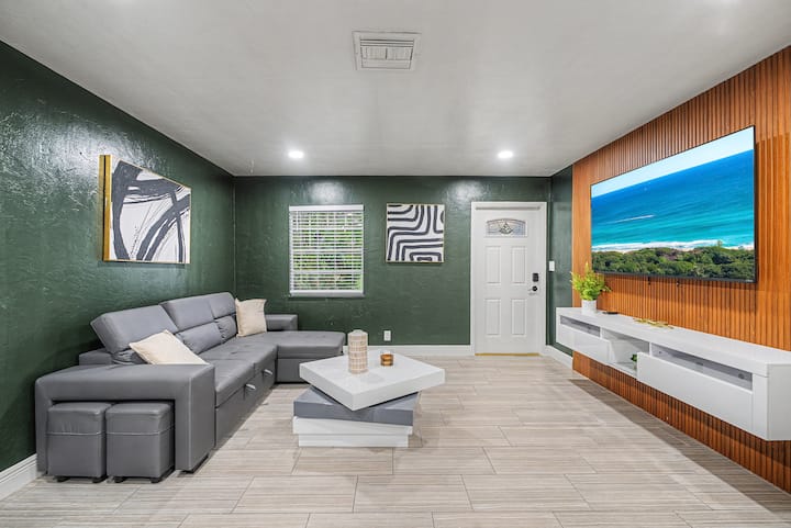 East Boca Getaway | Minutes To Beach & Downtown - Boca Raton, FL