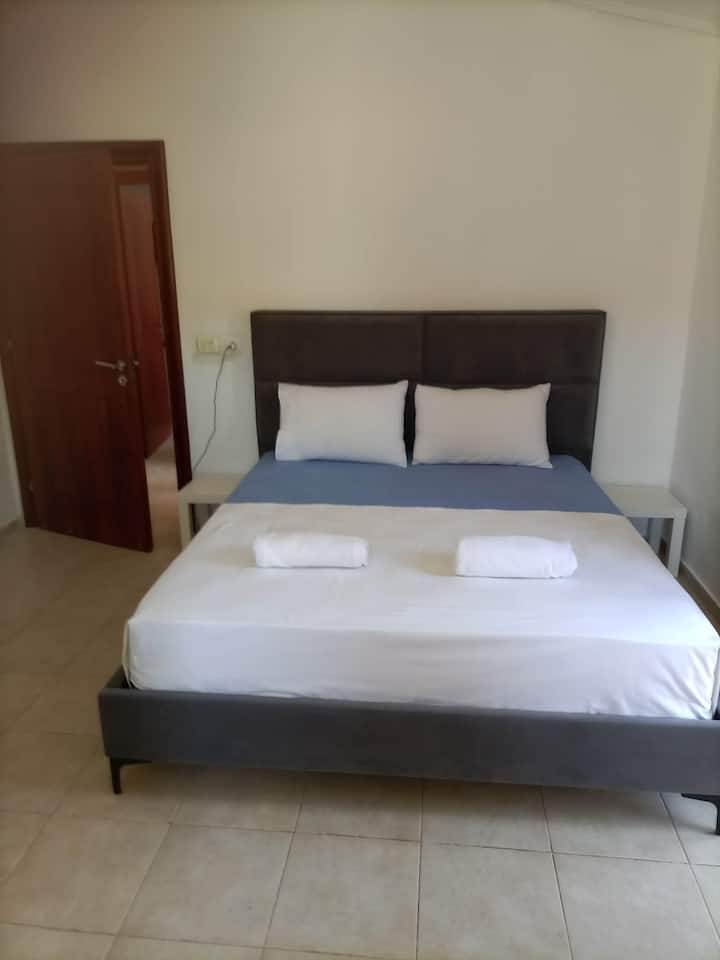 Άνετο διαμέρισμα με μπαλκόνι και θέα στον κήπο. - Ksamil