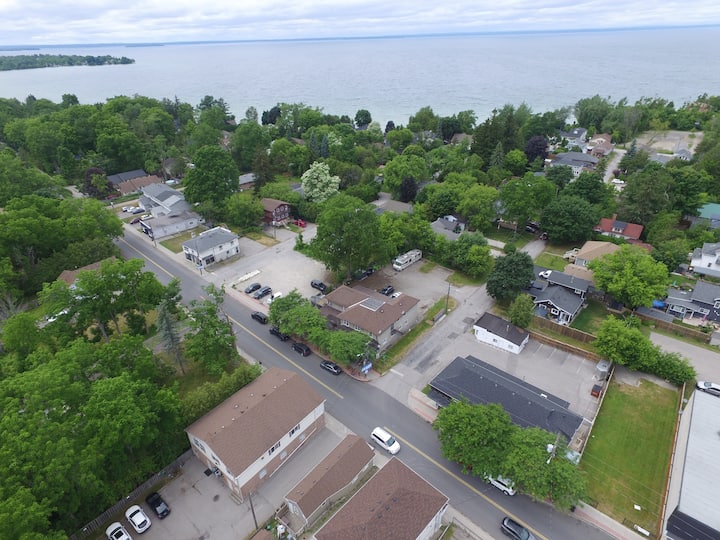 Stylish Lake Dr. Getaway - Georgina