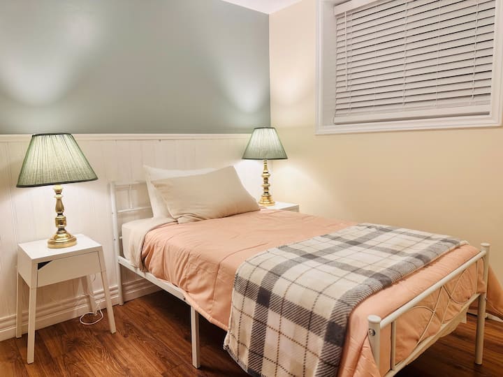 Bright Private 2br Suite | Free Parking | Near Mun - Canada