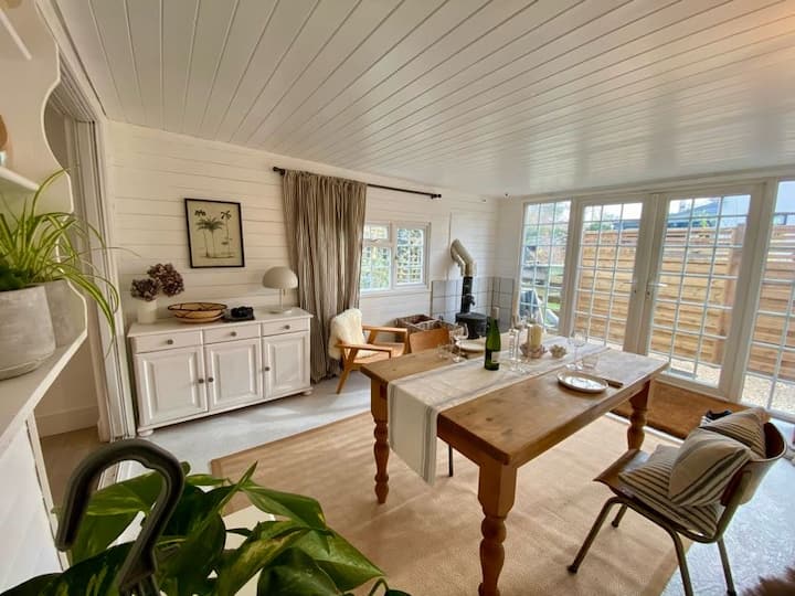 Cosy Canal-side Lodge With Log Burner - Worcestershire