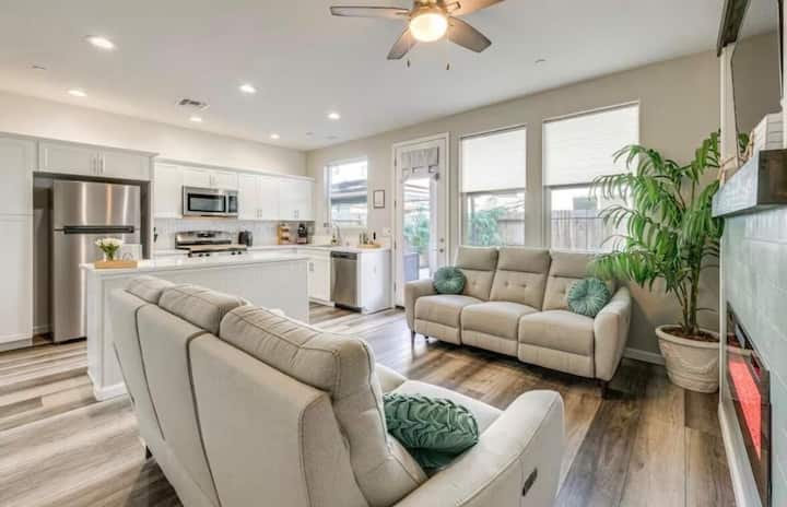 Upscale, Serene & Comfy Retreat: Backyard, Pets Ok - Visalia, CA