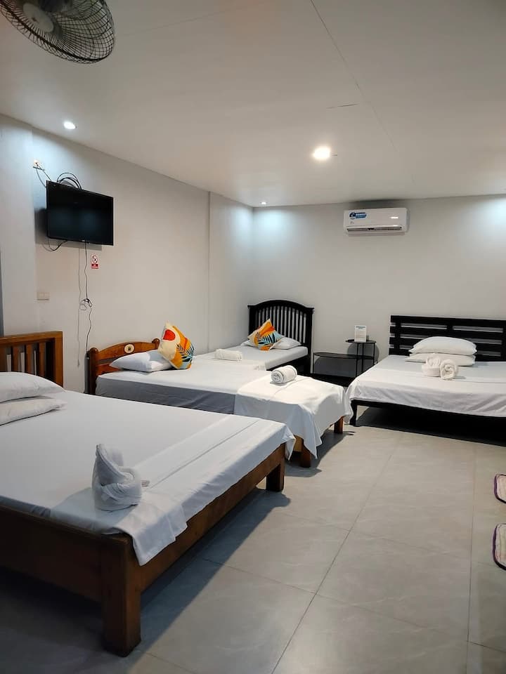Budget Group Stay For Up To 10 | Local Coron Host - Coron