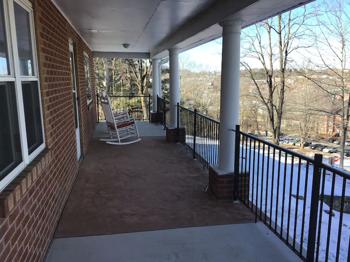 Charming Home, 1 Mile From Town, Beautiful View. - Hendersonville, NC