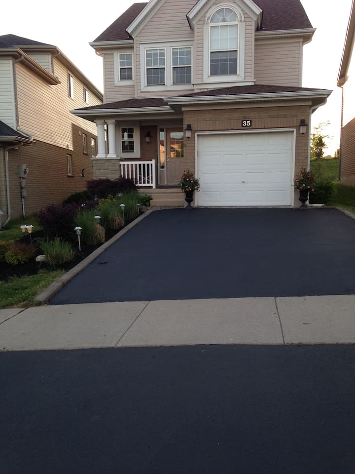 Large 2nd Floor Bedroom Close To U Of G - Guelph